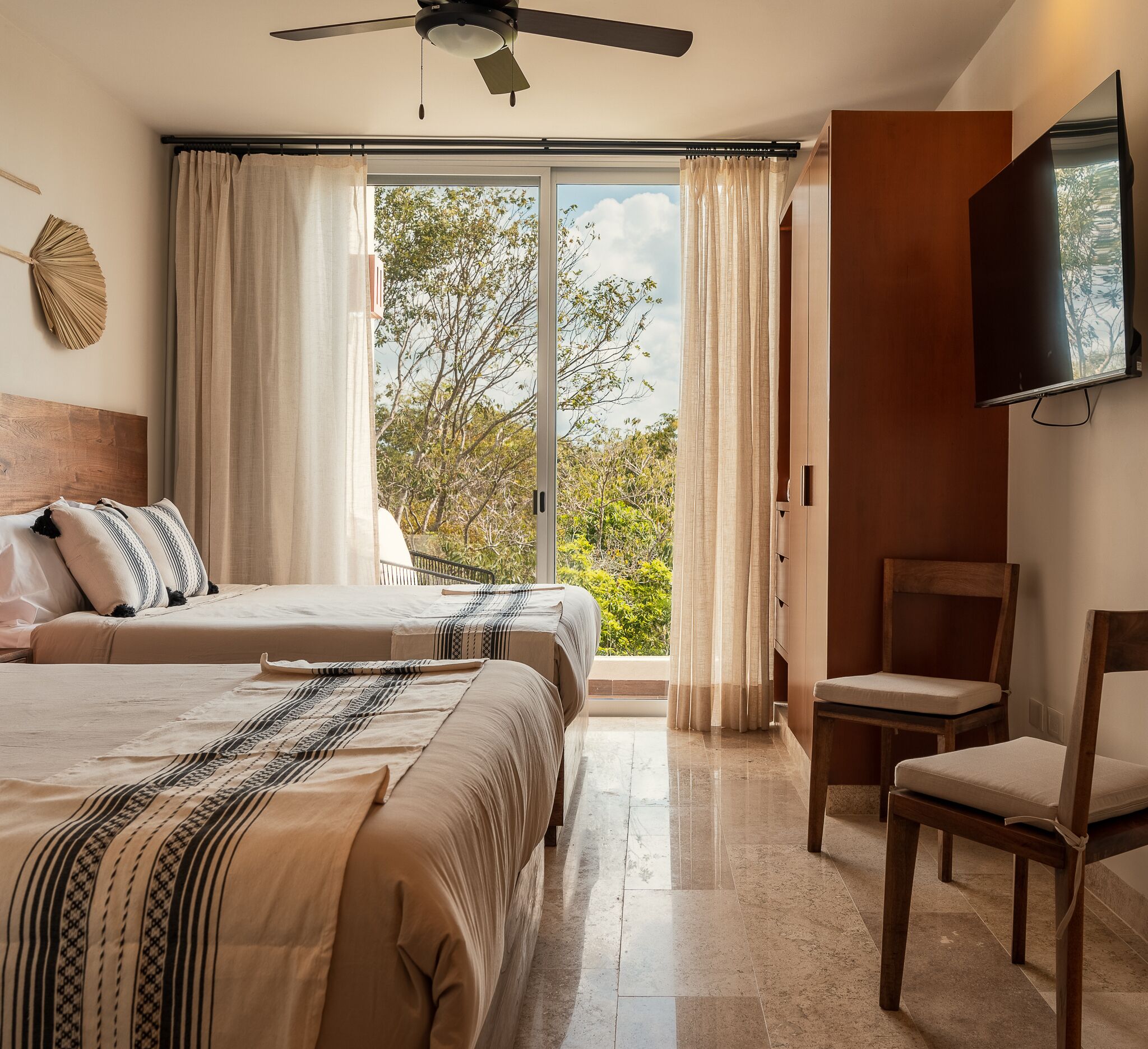 Cofres nos quartos, ferros/tábuas de passar roupa, Wi-Fi de cortesia