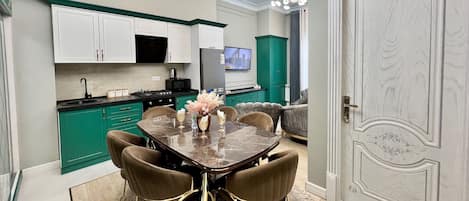 Apartamento conforto, vista para a cidade | Área de estar