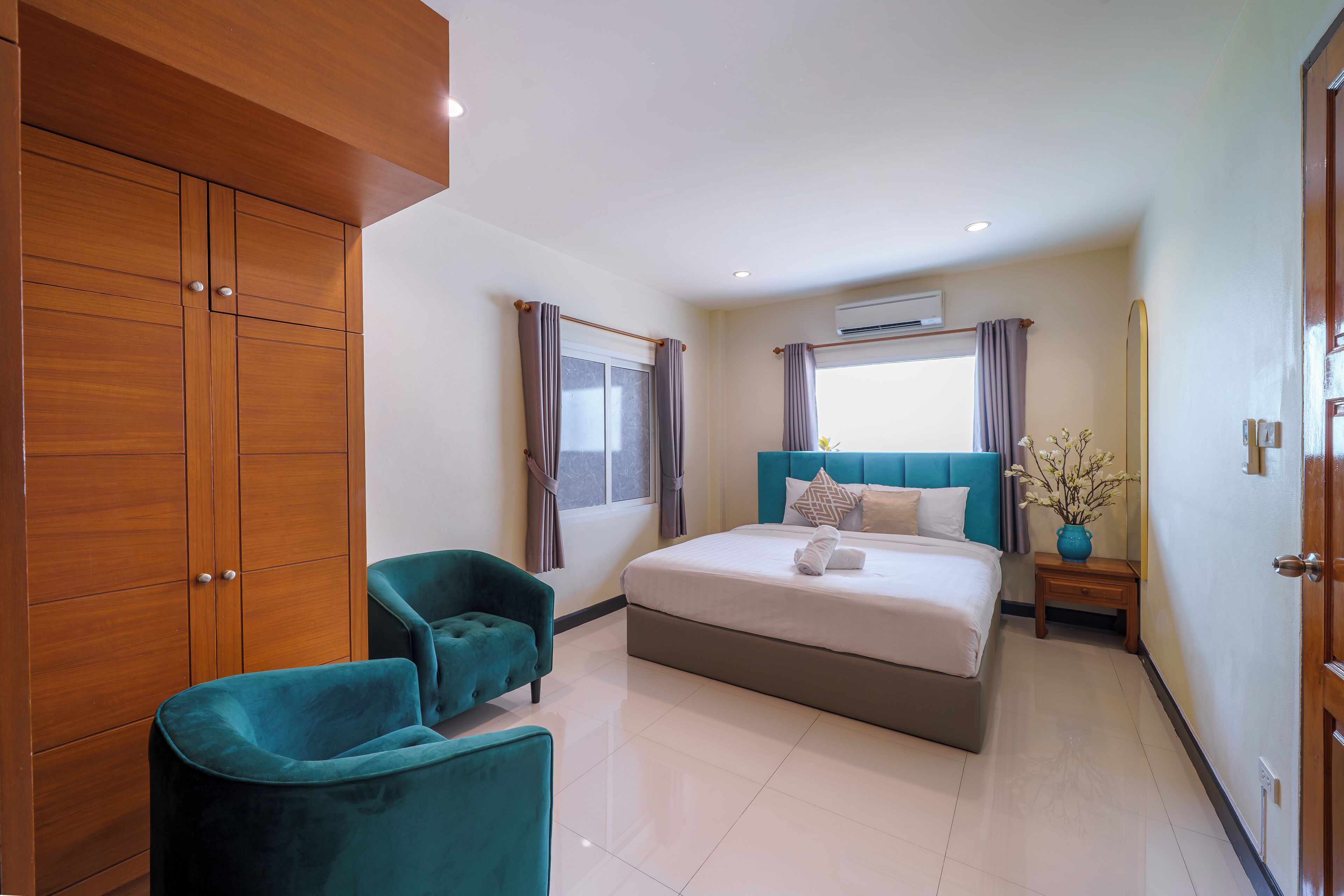 Villa Romântica, vista para a piscina | Cofre no quarto, cortinas/cortinados opacos, quartos insonorizados 