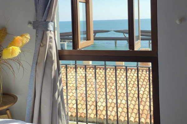 Quarto Deluxe, vista para a praia | Secretária adequada para computadores portáteis