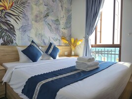 Quarto Deluxe, vista para a praia | Secretária adequada para computadores portáteis