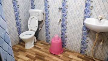 Quarto Duplo Deluxe | Casa de banho | Um polibã, um chuveiro fixo, chinelos, toalhas fornecidas