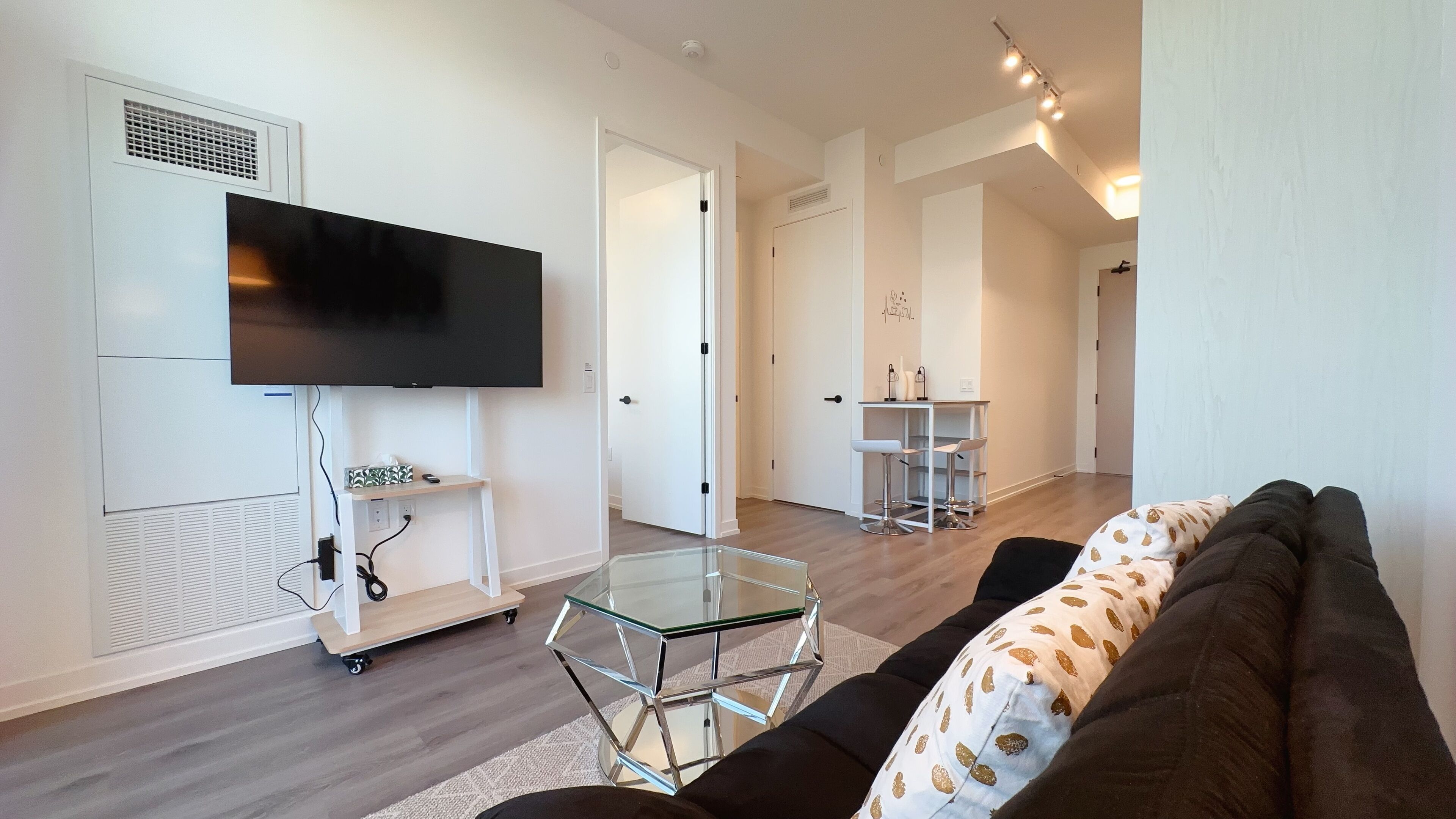 Lovely Stylish 1 Bedrm Condo At Vmc - Vaughan