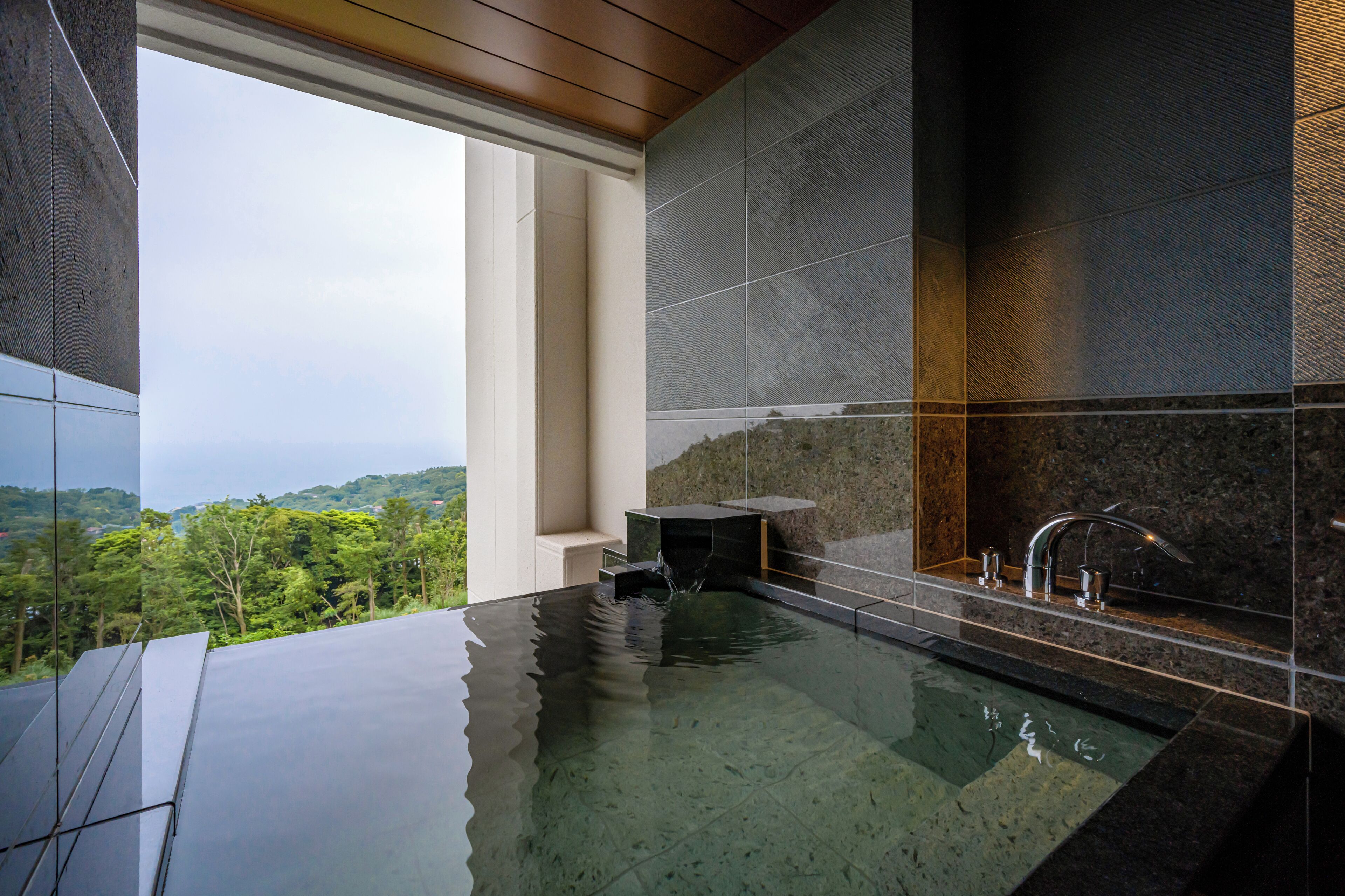 Cofres nos quartos, cortinas blackout, ferros/tábuas de passar roupa