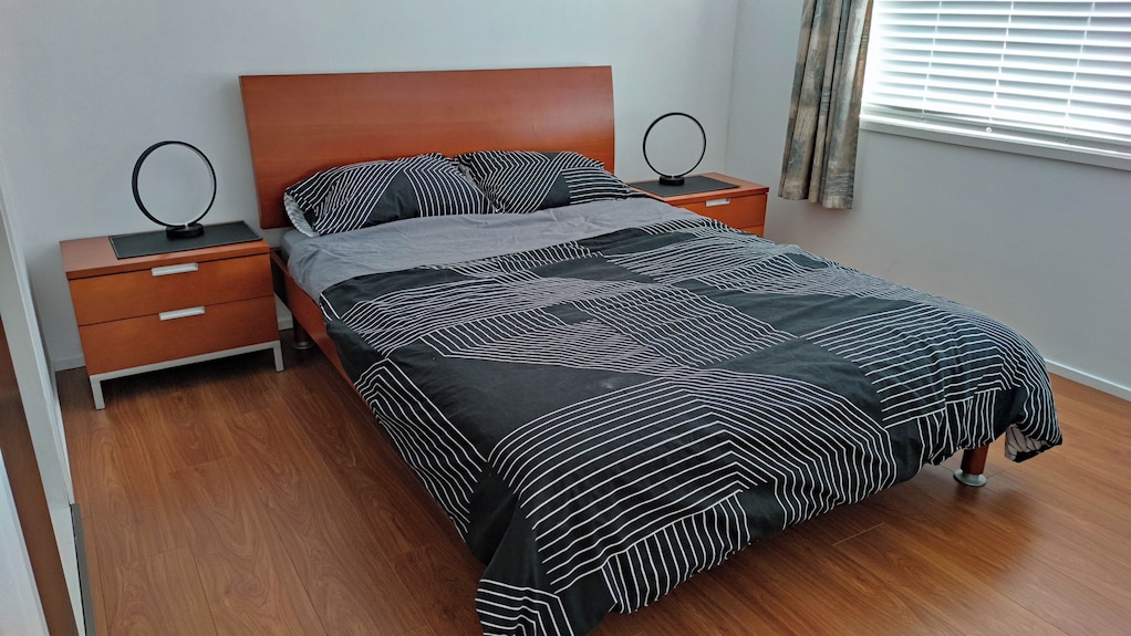 New Lynn 10 Mins To Trains And Buses - Auckland