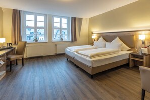 Quarto Duplo Superior, Vista para a cidade | Sala de estar | Televisor de ecrã plano de 40 polegadas com canais por cabo 
