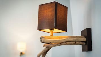 Luminária de parede com base de madeira e cúpula quadrada com textura.