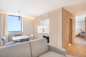 Apartamento, 1 cama Queen e sofá-cama | Cofres nos quartos, escrivaninha, espaço de trabalho para notebook