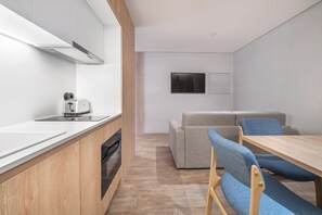 Apartamento, 1 cama queen-size e sofá-cama | Sala de estar | Smart TV de 43 polegadas com canais por cabo 