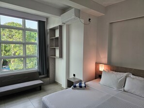 Quarto casal ou duplo luxo, vista para o jardim | Cofres nos quartos, escrivaninha, espaço de trabalho para notebook