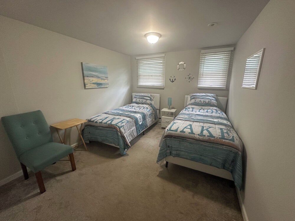 “Lakefront Chalet Retreat-Up North Feel, relax & rewind. Hot Tub and ...