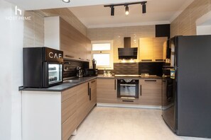Apartamento, Vista para a cidade | Cozinha privada | Uma máquina de café expresso, uma cafeteira/bule, uma chaleira elétrica 