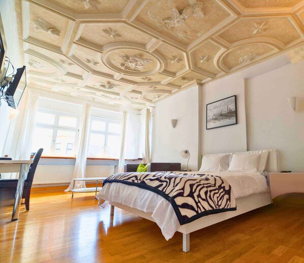 Quarto Duplo Superior, Vista para a cidade | Secretária, secretária adequada para computadores portáteis