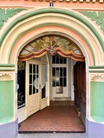 Fachada da propriedade à noite