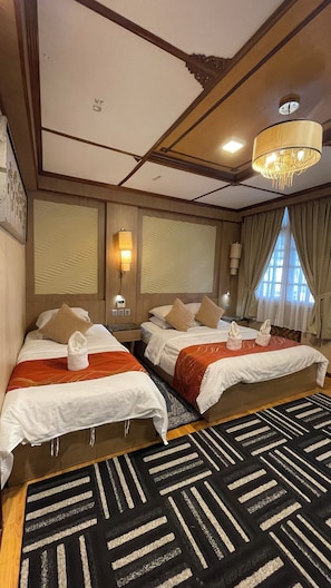 Quarto Triplo de Luxo | Roupa de cama fornecida