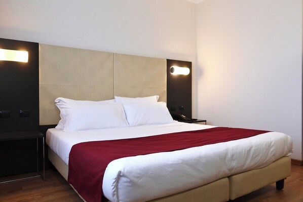 Quarto Duplo Premium | Cofre no quarto, secretária 