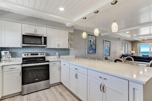 Apartamento, 2 quartos, varanda, vista para o oceano | Cozinha privada | Um frigorífico/congelador grande, um micro-ondas, um forno 