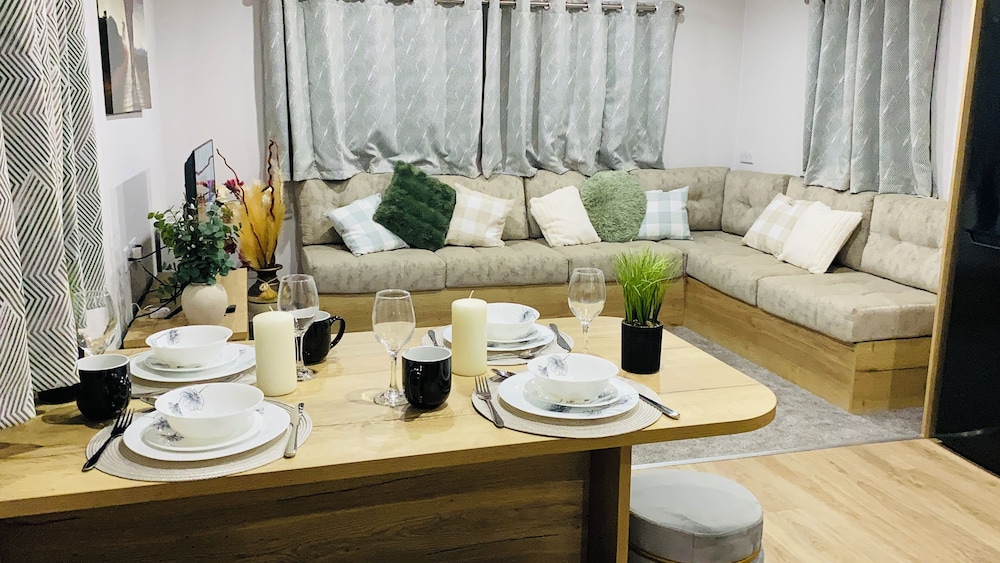 Baf Luxury Stays - Caravan Sleeps 8 - Oxfordshire
