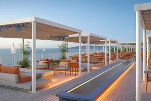 Terraço com espreguiçadeiras