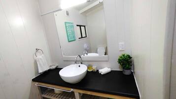 Bungalow Superior, 2 quartos, não fumadores, vista para a praia | Casa de banho