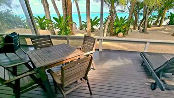 Bangalô superior, 2 quartos, para não fumantes, vista para a praia | Terraço/pátio