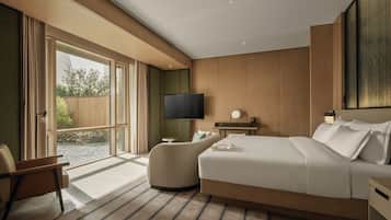 Suite Premier, pátio, Vista para a cidade | Roupa de alta qualidade, edredões de penas, minibar, cofre no quarto