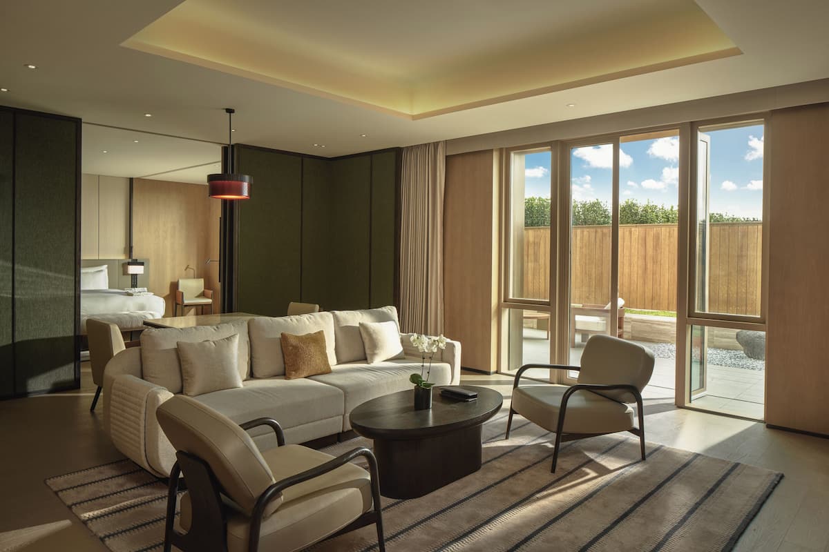 Suite de Luxo, pátio, Vista para a cidade | Roupa de alta qualidade, edredões de penas, minibar, cofre no quarto