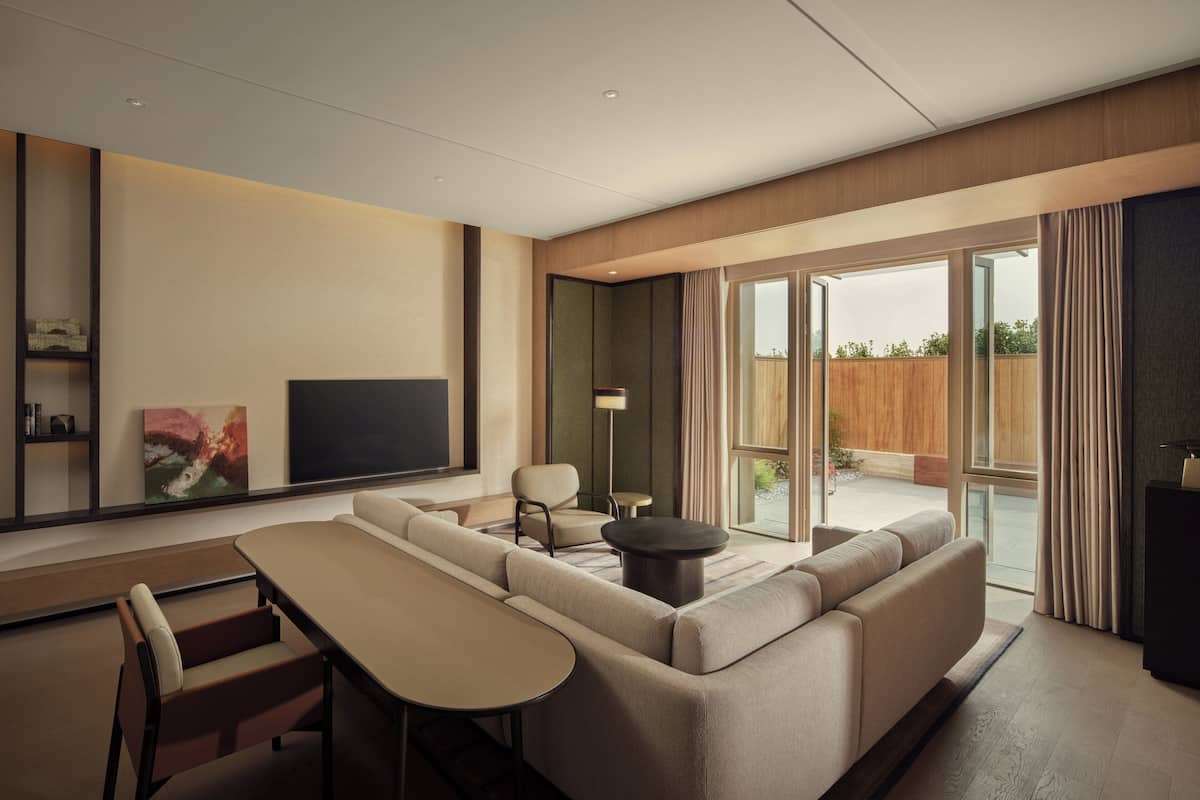 Roupa de alta qualidade, edredões de penas, minibar, cofre no quarto