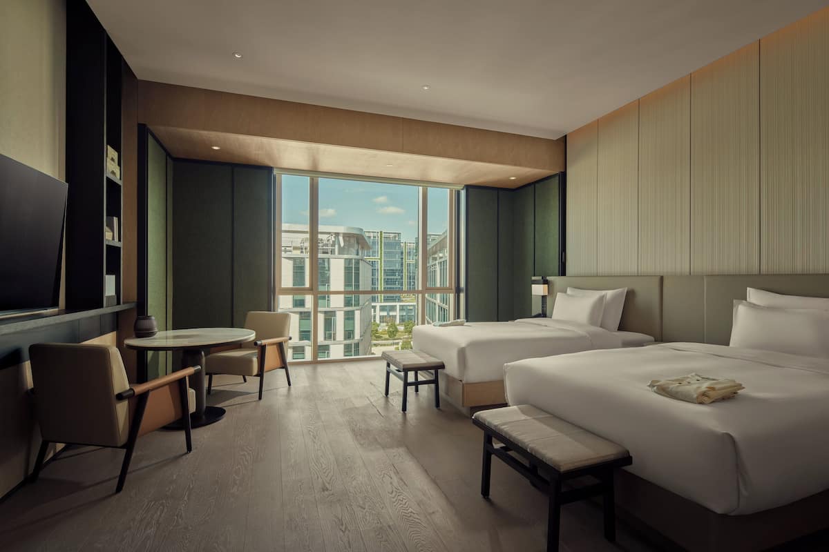 Roupa de alta qualidade, edredões de penas, minibar, cofre no quarto