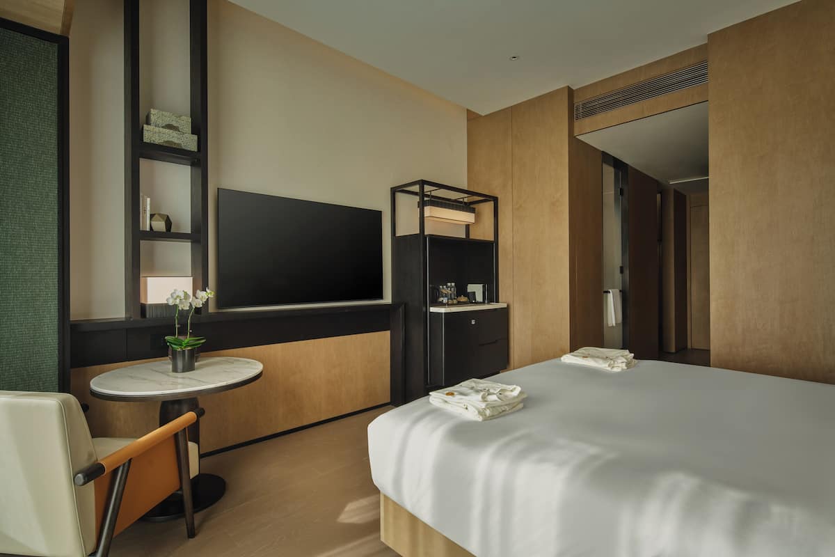 Quarto Standard, 1 cama queen-size, não fumadores, Vista para a cidade | Roupa de alta qualidade, edredões de penas, minibar, cofre no quarto