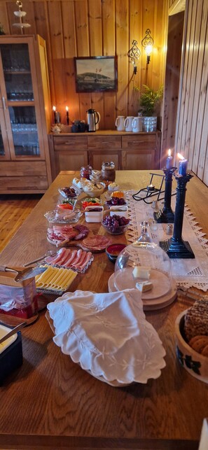 Pequeno-almoço tipo buffet diário (179 NOK por pessoa)