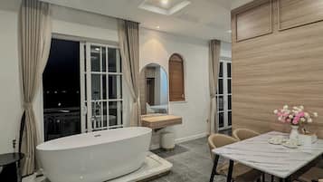 Quarto casal luxo, vista para o oceano | Área de estar