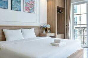 Estúdio luxo, 1 cama King, vista para a cidade | Escrivaninha, espaço de trabalho para notebook, quartos à prova de som