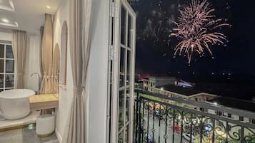 Quarto casal luxo, vista para o oceano | Cofres nos quartos, escrivaninha, espaço de trabalho para notebook