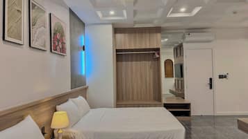 Quarto casal luxo, vista para o oceano | Cofres nos quartos, escrivaninha, espaço de trabalho para notebook