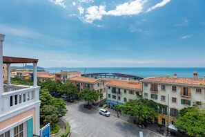 Quarto Quádruplo Deluxe, varanda, vista para a praia | Vista da varanda