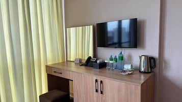 Quarto Twin Standard, não fumadores, Vista para a cidade | Secretária, quartos insonorizados, ferro/tábua de engomar, Wi-fi grátis