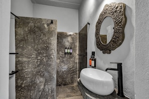 Quarto luxo, 1 cama Queen | Banheiro | Chuveiro, secador de cabelo, toalhas de banho, sabonete