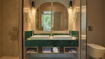 Suite Premium, vista para o mar | Casa de banho | Um polibã, um secador de cabelo, chinelos, toalhas fornecidas