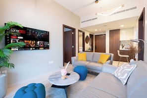 Apartamento luxo, 2 quartos, vista para o lago | Área de estar | Smart TV 50 polegadas com canais a cabo, Netflix, serviços de streaming
