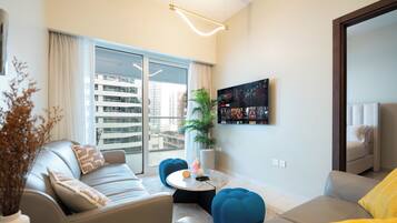 Apartamento luxo, 2 quartos, vista para o lago | Área de estar | Smart TV 50 polegadas com canais a cabo, Netflix, serviços de streaming