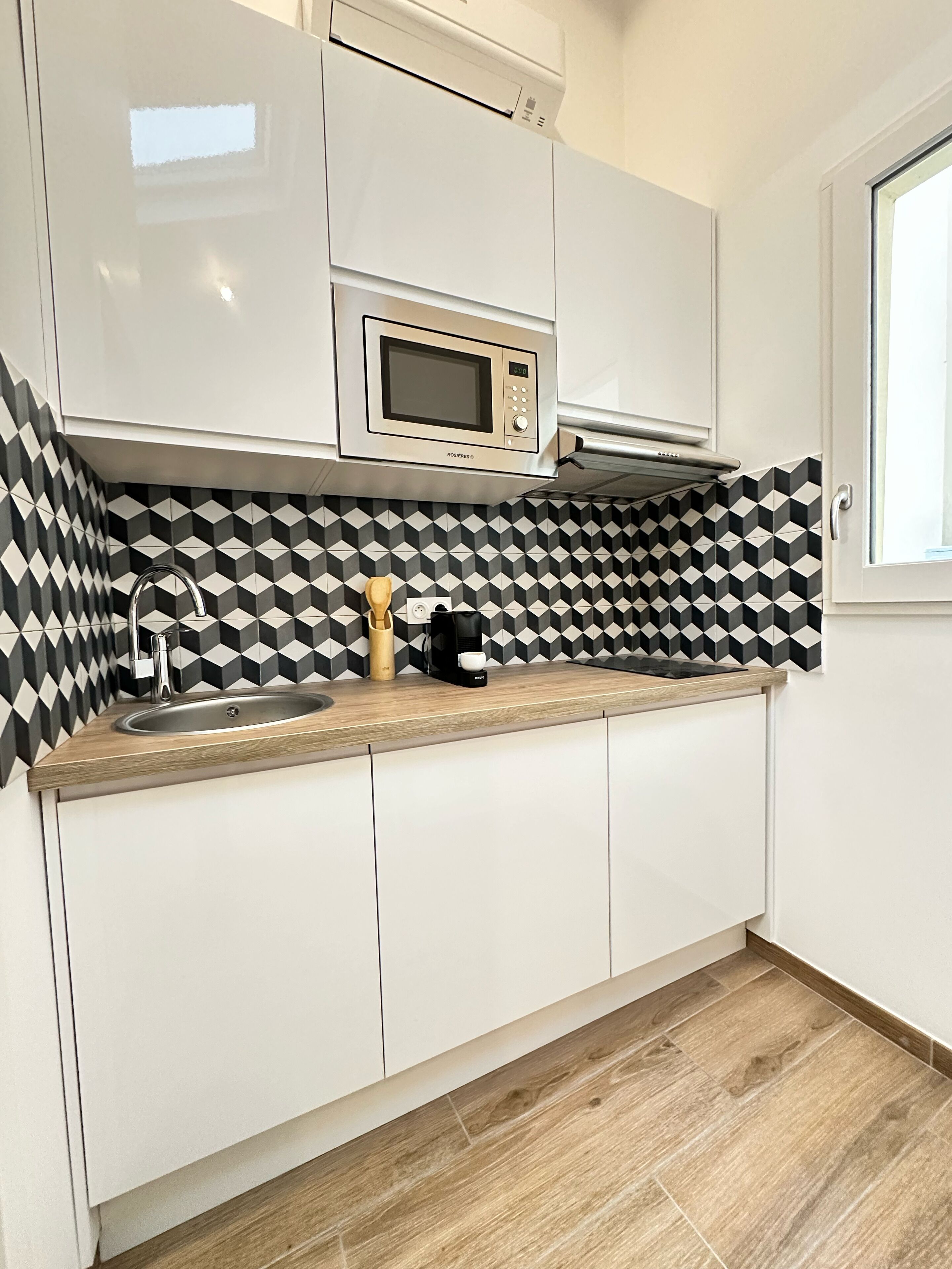 Minifrigorífico, um micro-ondas 