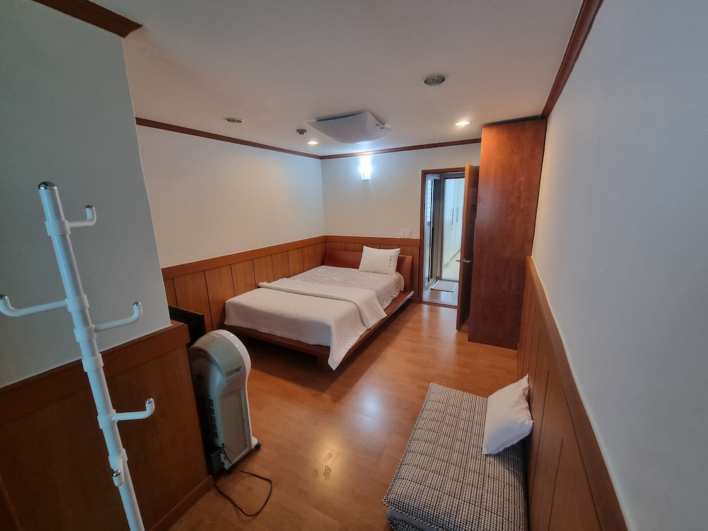 Relaxation and cosiness We show off our rooms. 10 minutes to the theme ...