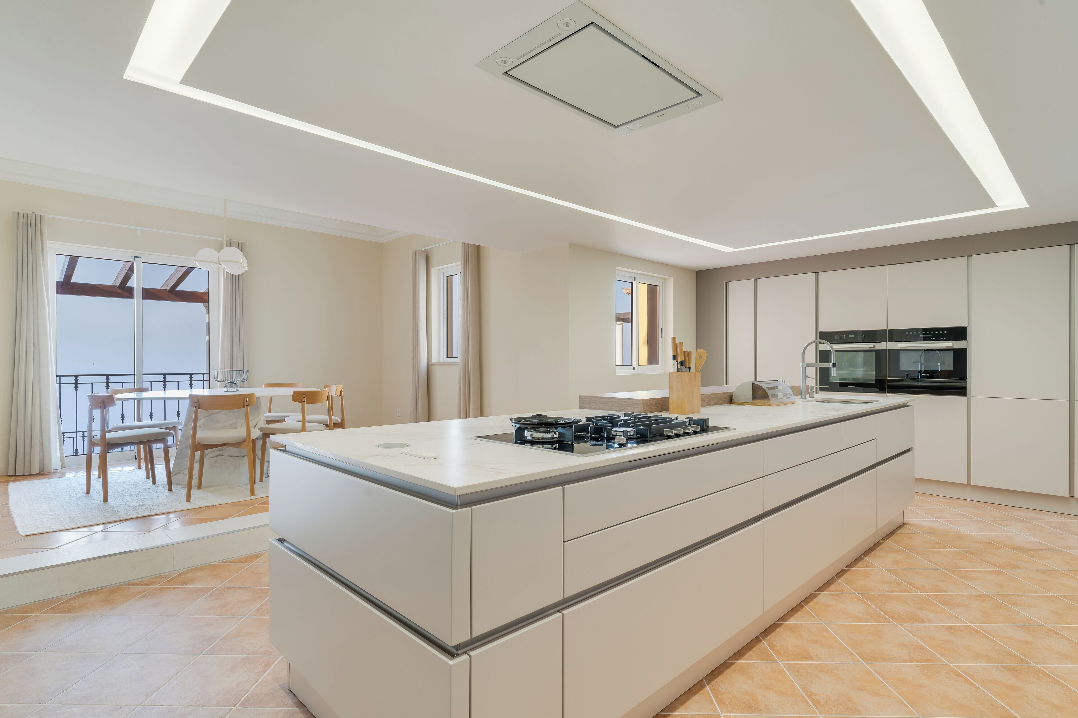 Um frigorífico, um micro-ondas, um forno, uma placa de cozinha 