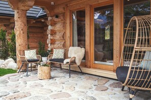 Terraço com espreguiçadeiras