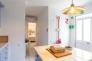 Villa Azul 1 | Cozinha privada | Um frigorífico/congelador grande, um micro-ondas, um forno