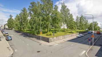 Apartamento premium, sacada, vista para a cidade | Vista do quarto