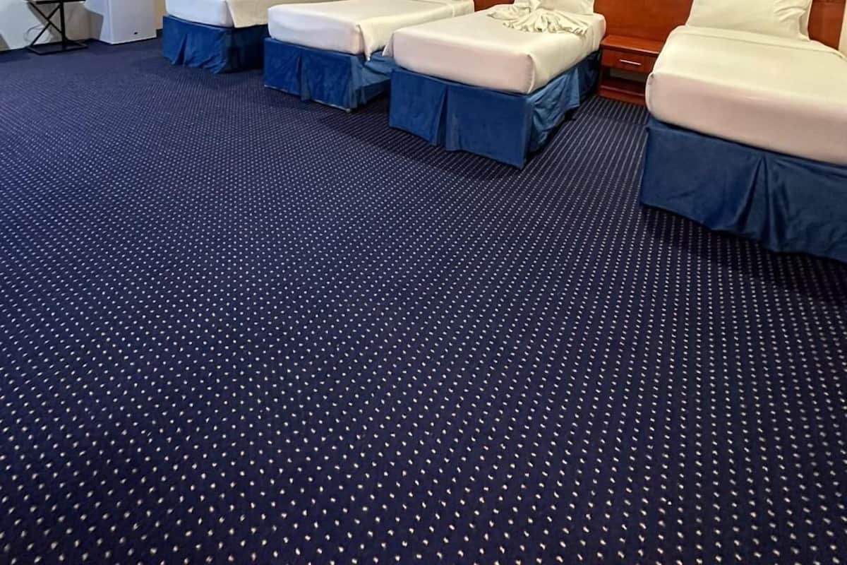 Quarto Básico, várias camas | Roupa de cama fornecida