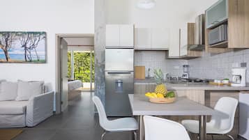 Apartamento Superior, vista para a piscina | Sala de estar | Smart TV de 43 polegadas com canais digitais, Netflix