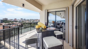 Condo, 1 cama King e sofá-cama (Rare desirable unit located in Shipps) | Opções para refeição ao ar livre